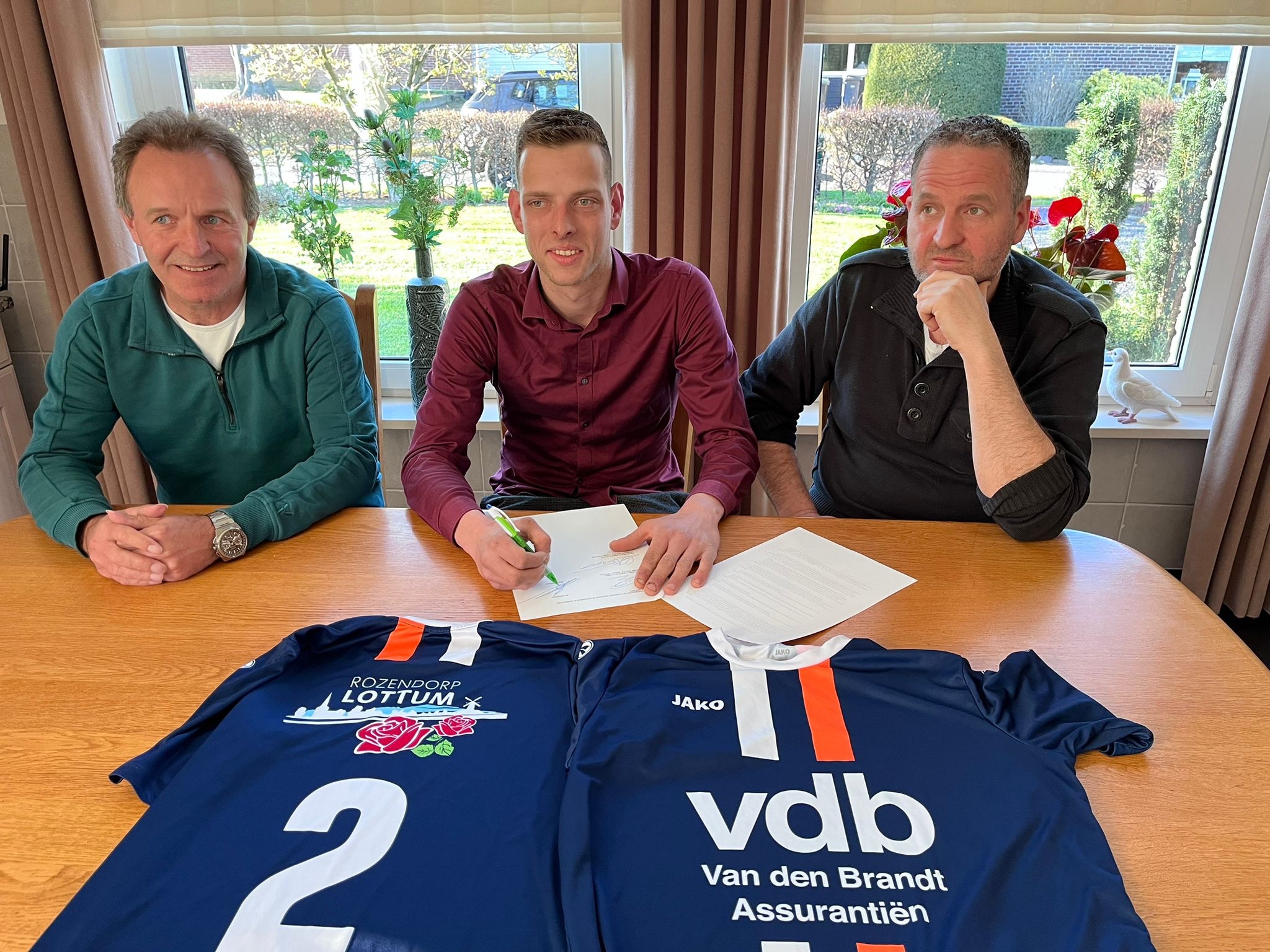 Op de foto: Links voorzitter Peter Custers van S.V. Lottum, midden Stan ...